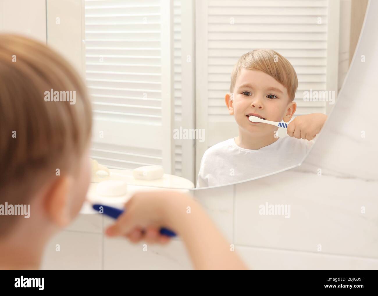 Looking in mirror teeth boy hi-res stock photography and images - Alamy
