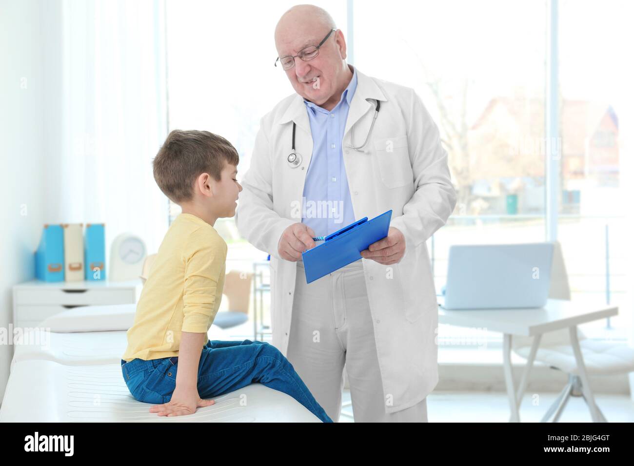 Little boy at doctor's office Stock Photo - Alamy