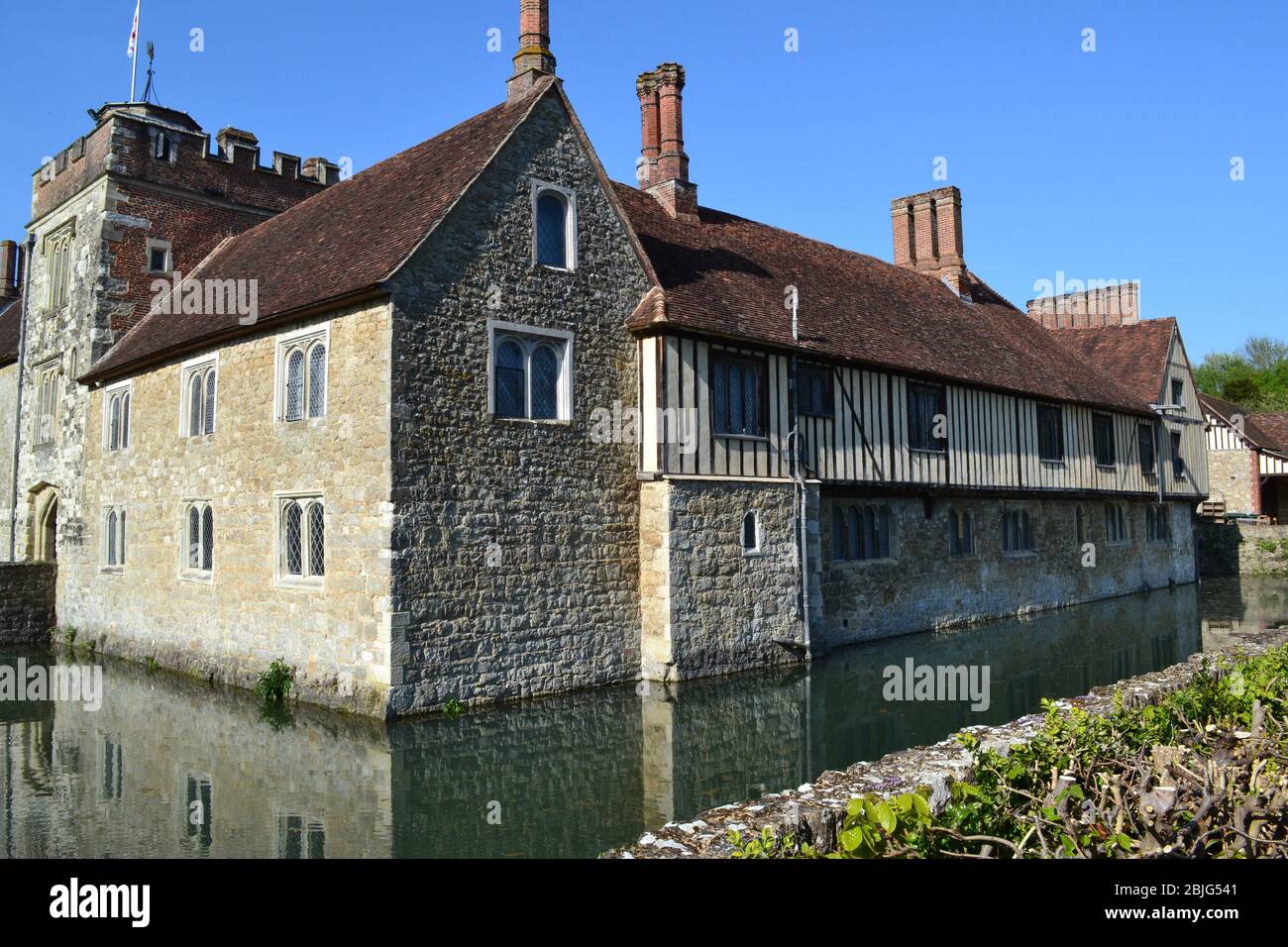 Tudor moated manor house hi-res stock photography and images - Alamy