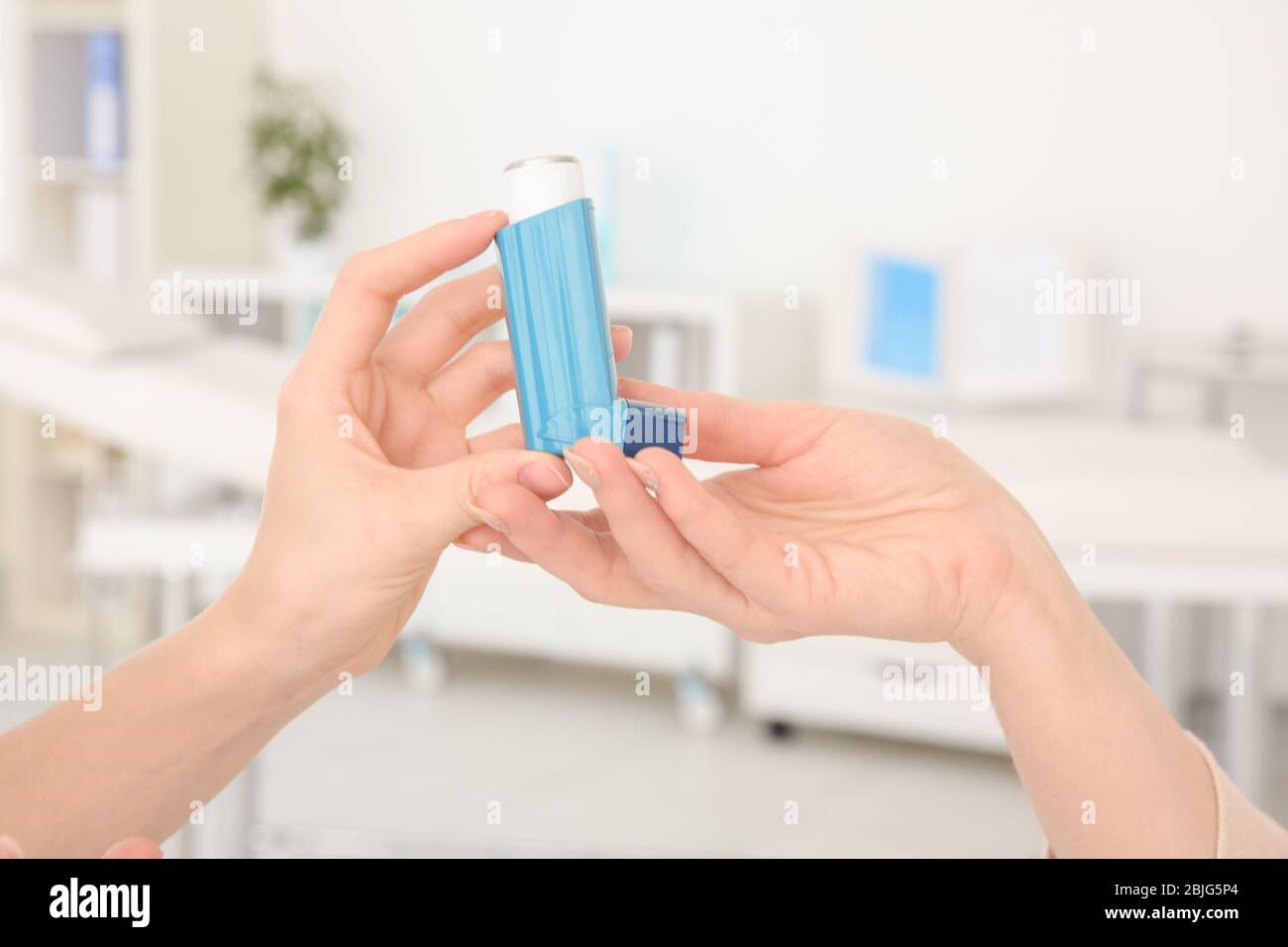 Doctor giving adult woman inhaler in clinic Stock Photo - Alamy