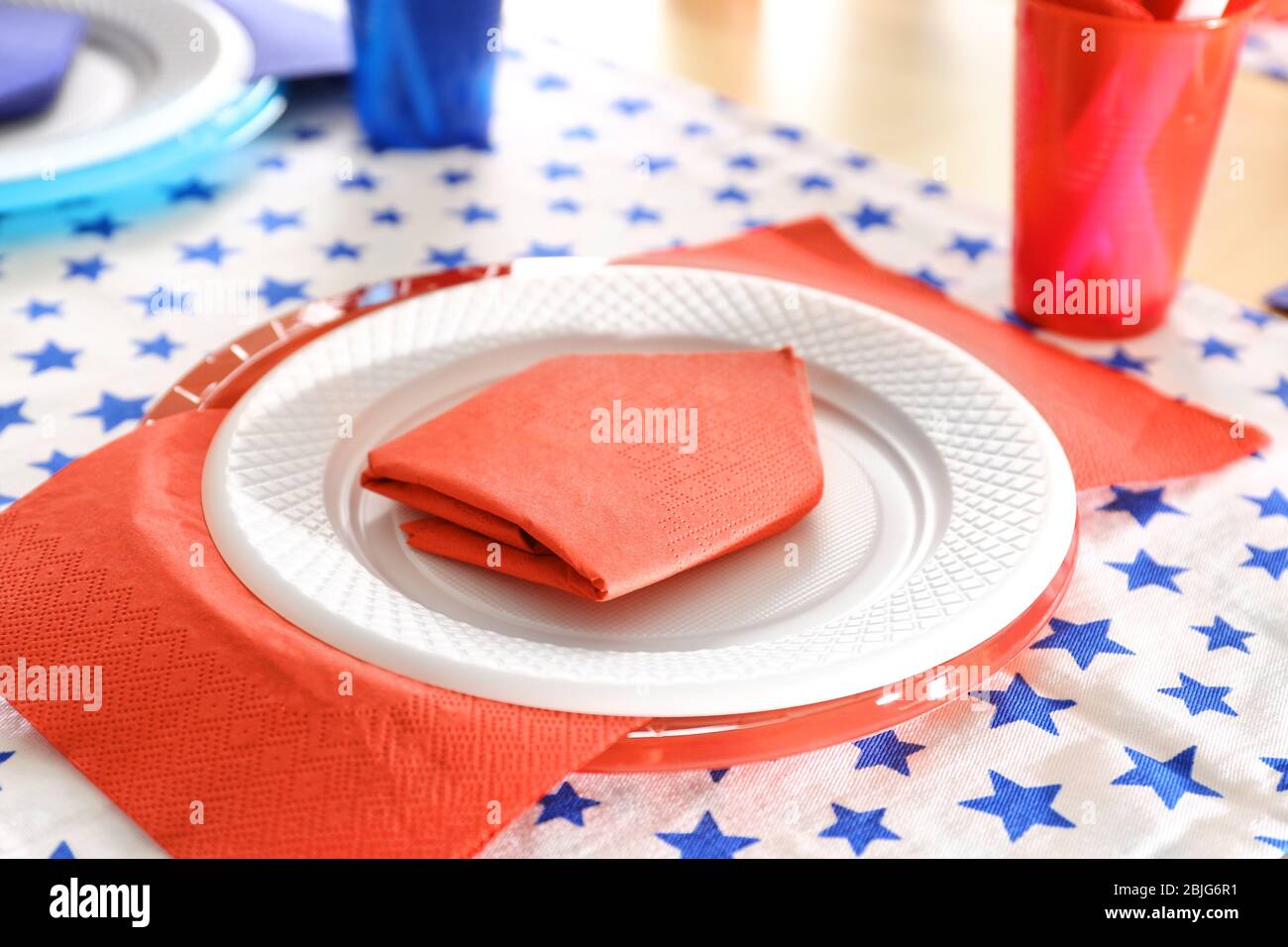 Table setting with plastic ware for summer picnic Stock Photo - Alamy