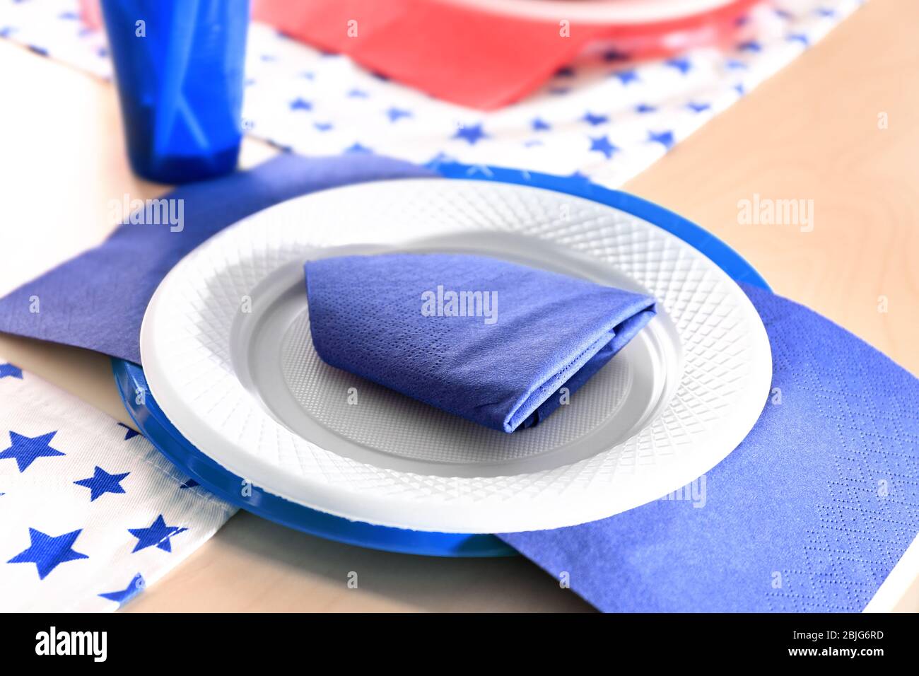 Table setting with plastic ware for summer picnic Stock Photo - Alamy