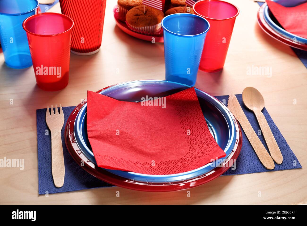 Table setting with plastic ware for summer picnic Stock Photo - Alamy