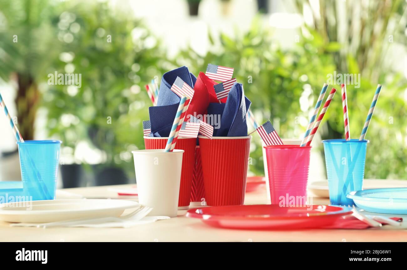 Table setting with plastic ware for summer picnic Stock Photo - Alamy