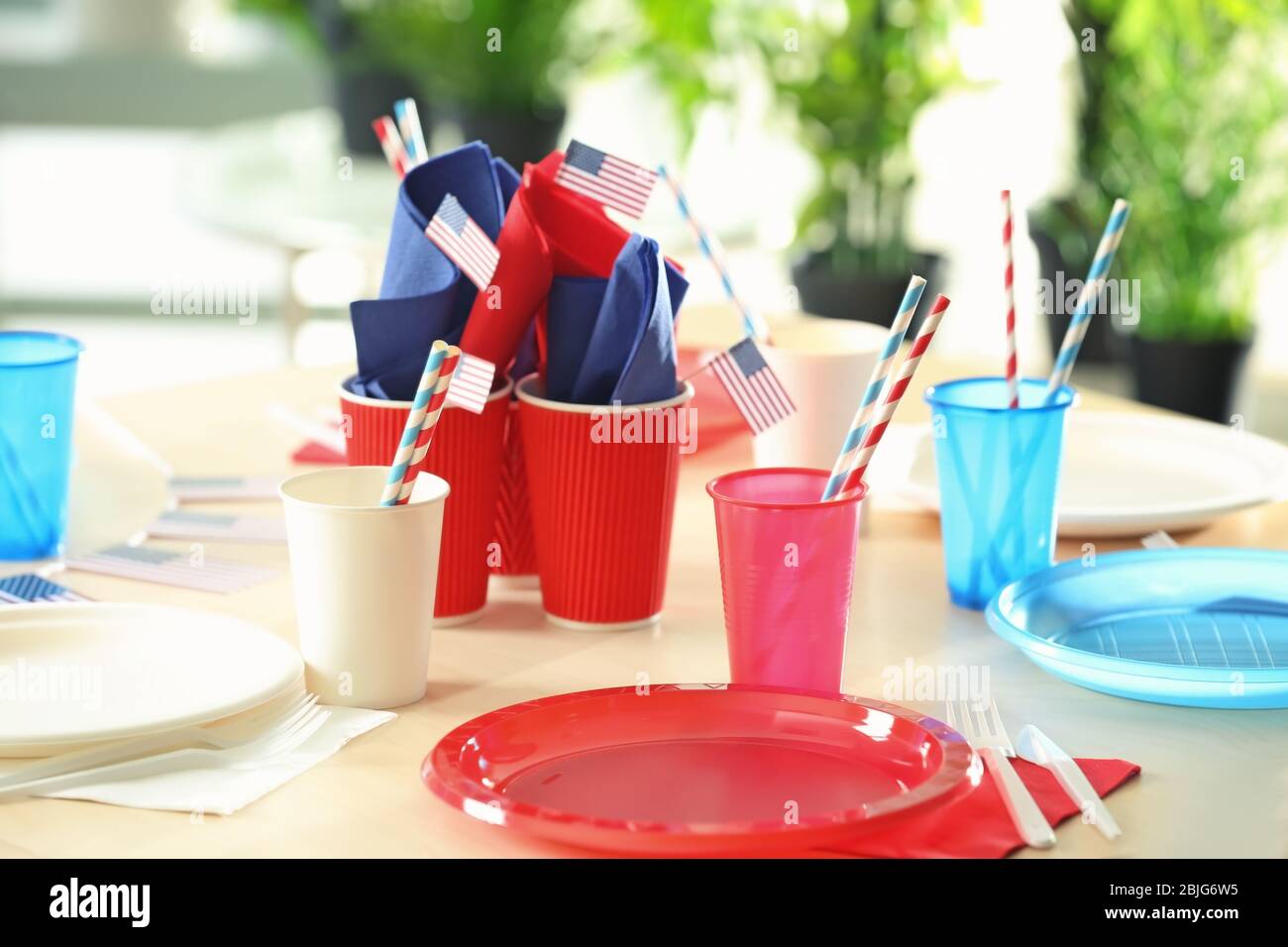 Table setting with plastic ware for summer picnic Stock Photo - Alamy