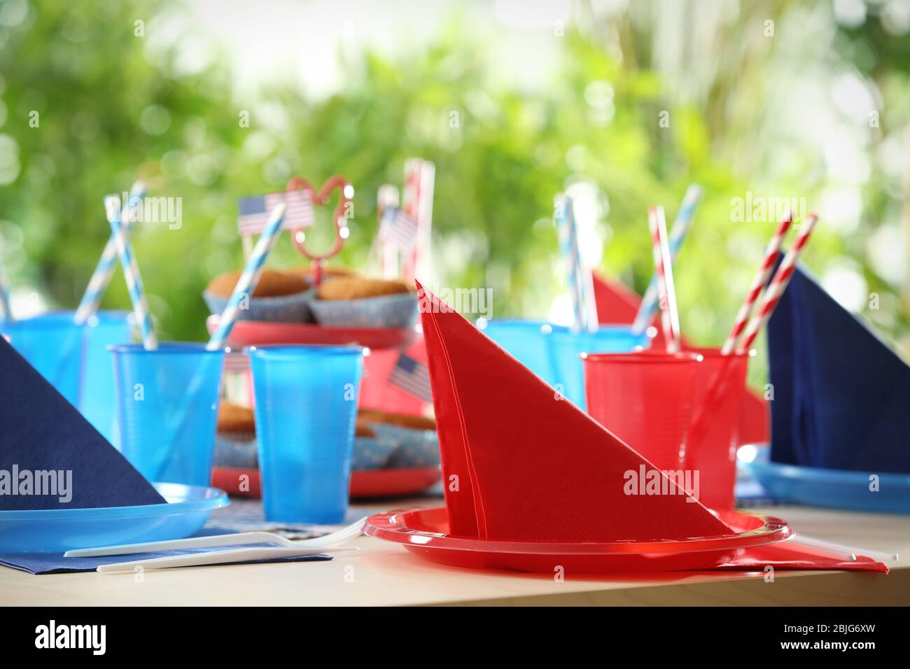 Table setting with plastic ware for summer picnic Stock Photo - Alamy