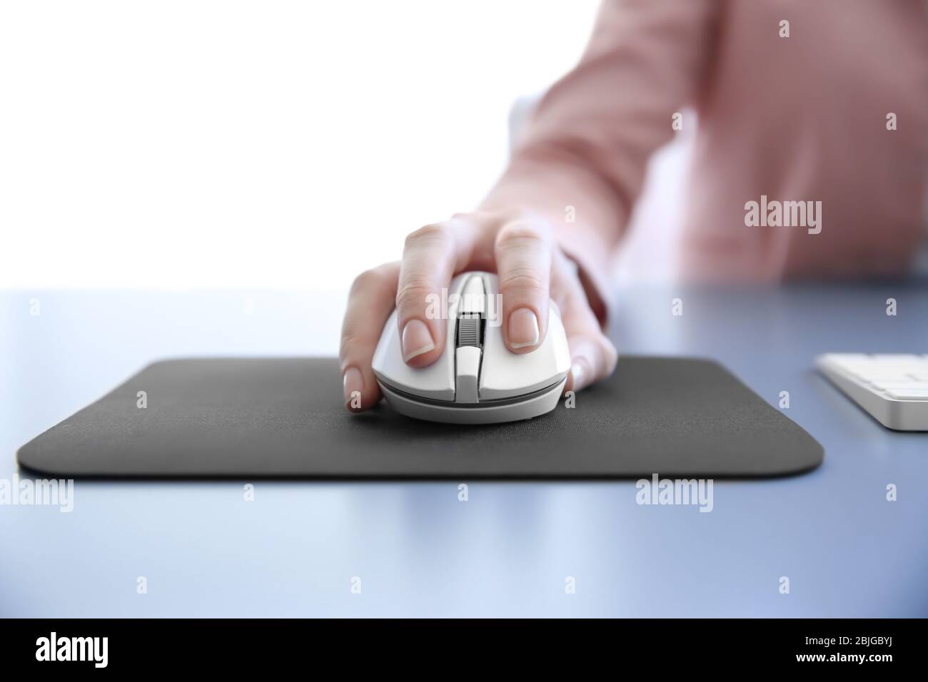 Hand holding computer mouse hi-res stock photography and images - Alamy