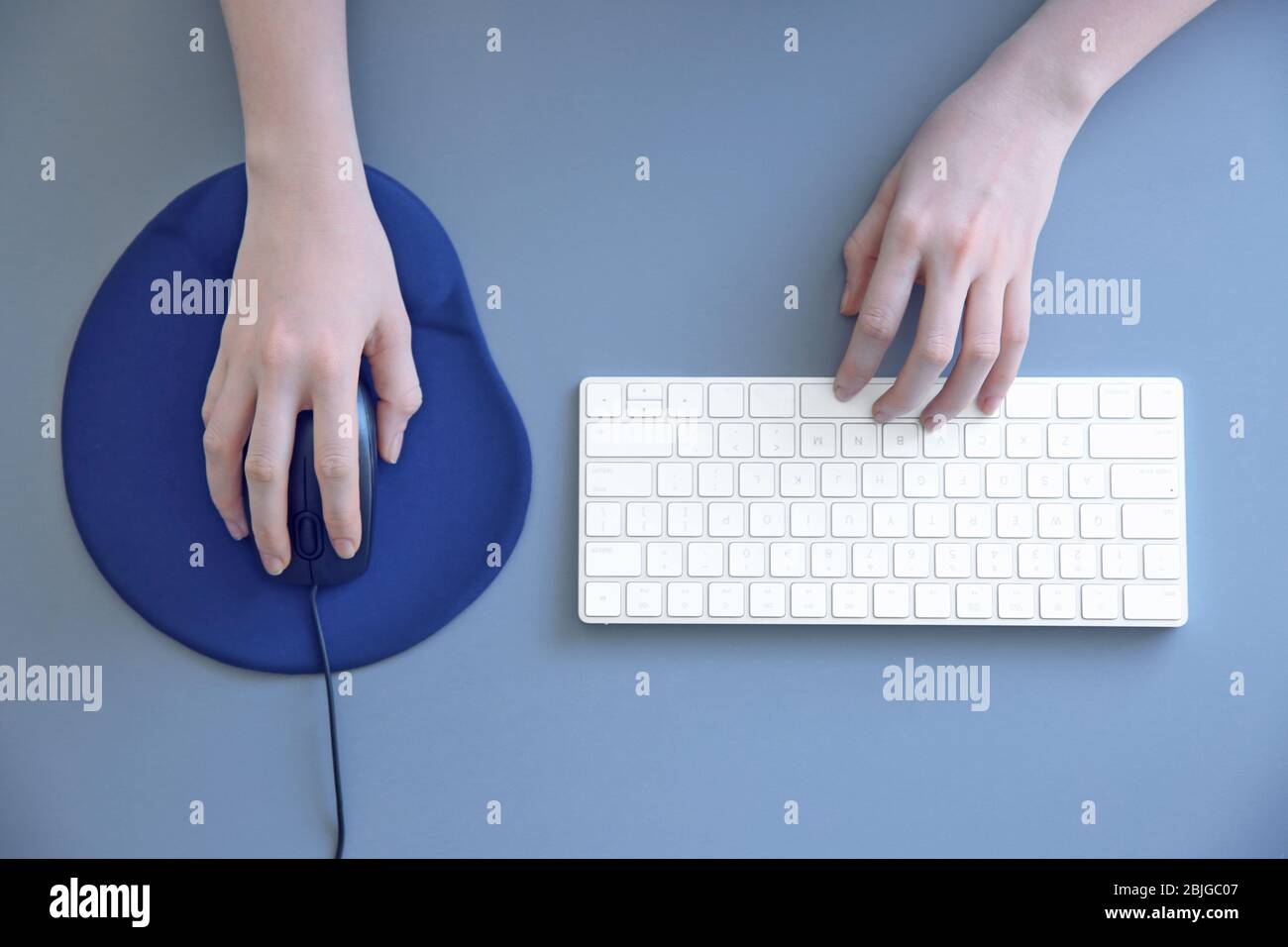 Female hands keyboard mouse hi-res stock photography and images - Alamy