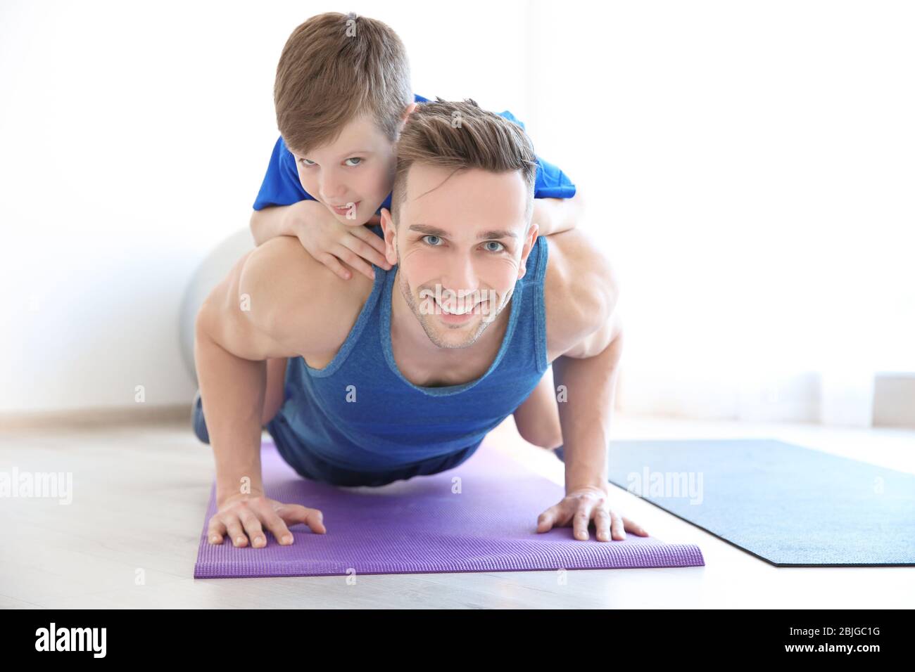 Father son doing push ups hi-res stock photography and images - Alamy