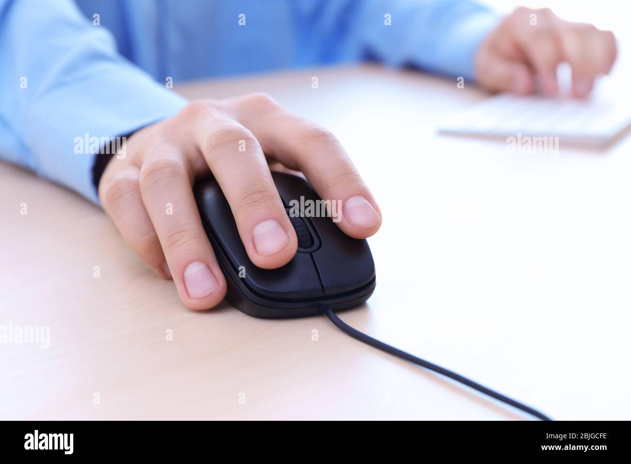 Hand on mouse gamer hi-res stock photography and images - Alamy