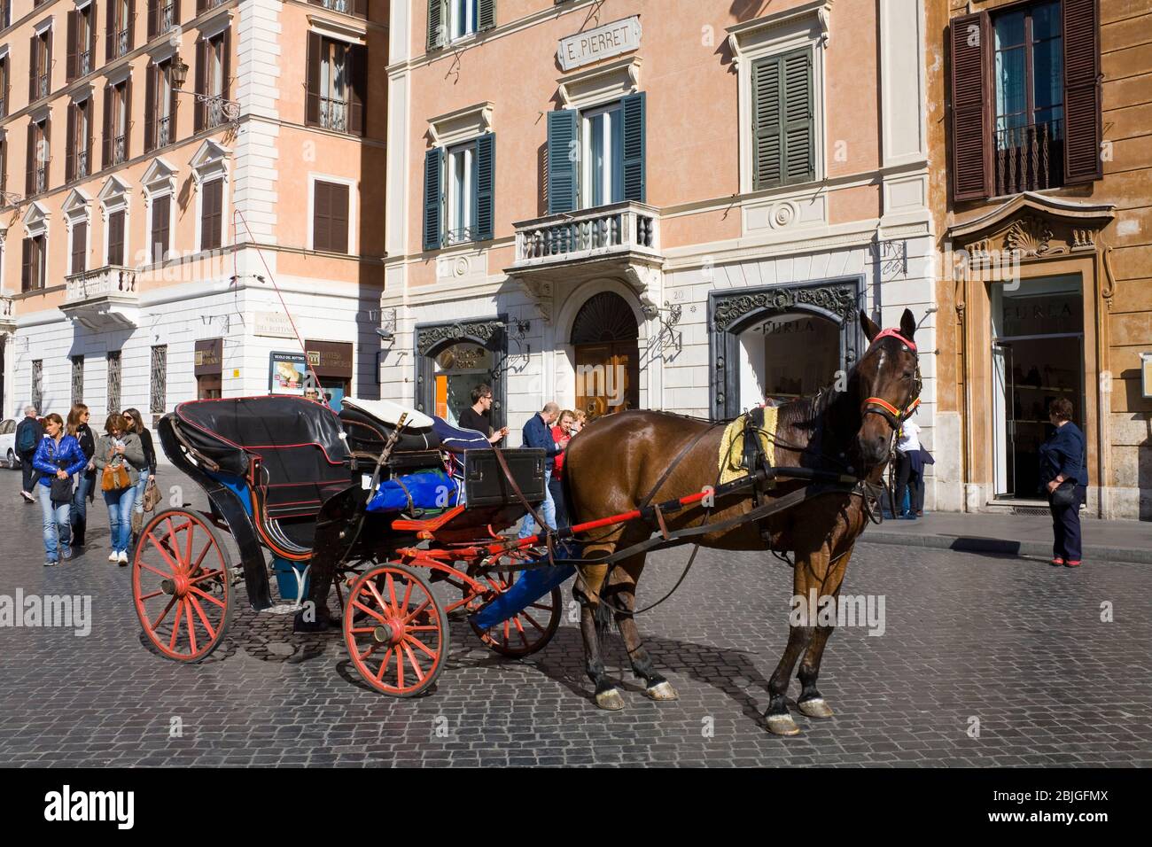 Rome piazza horse carriage hi-res stock photography and images - Alamy