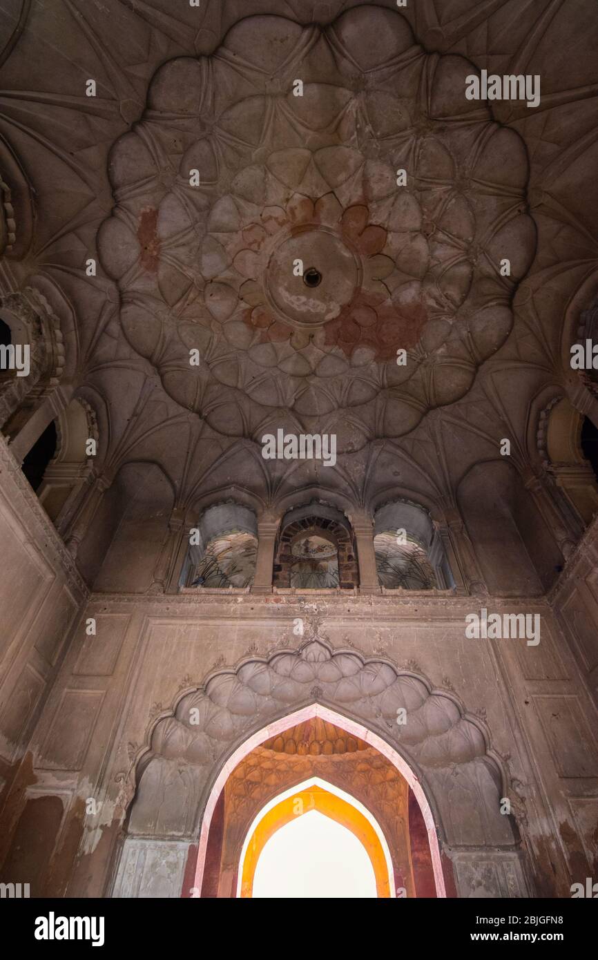Ceiling art at the central tomb chamber of Safdarjung's Tomb, Mughal ...