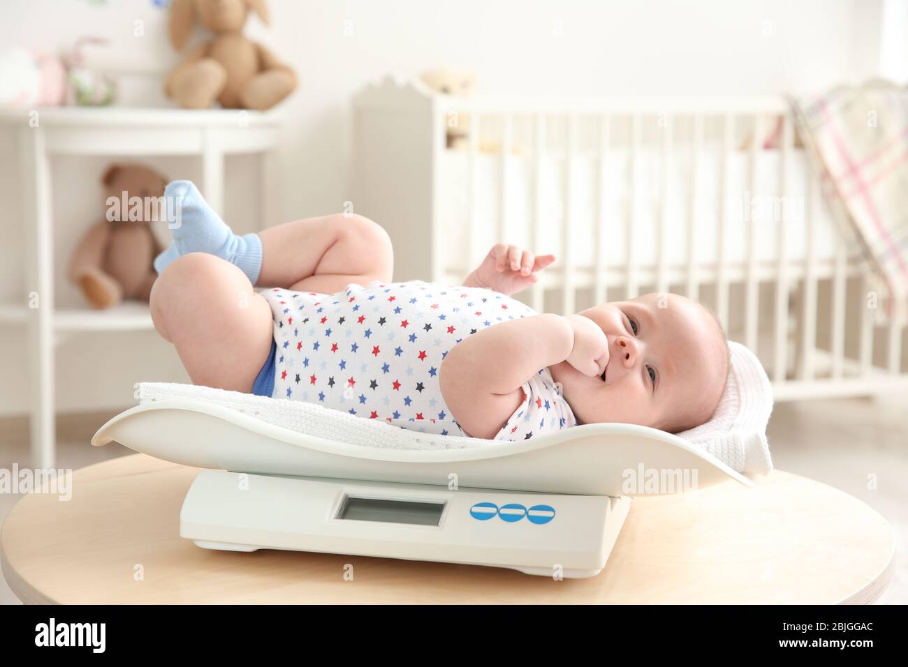 Baby boy on weight scale hi-res stock photography and images - Alamy