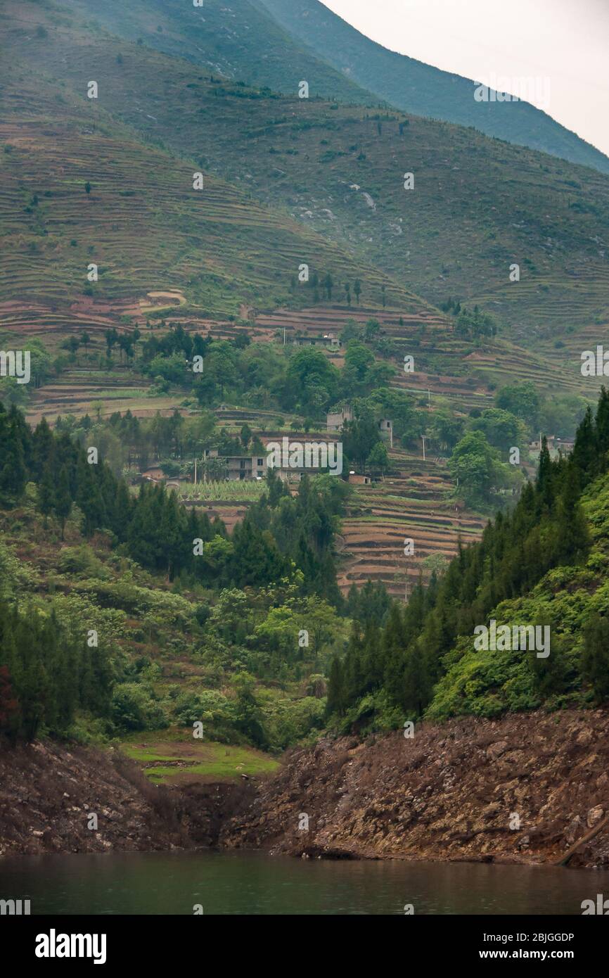 Mountain shoreline hi-res stock photography and images - Alamy