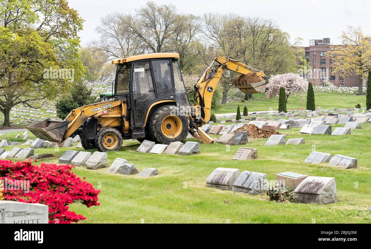 New York, United States. 29th Apr, 2020. Worker of Woddlawn Cemetery in ...