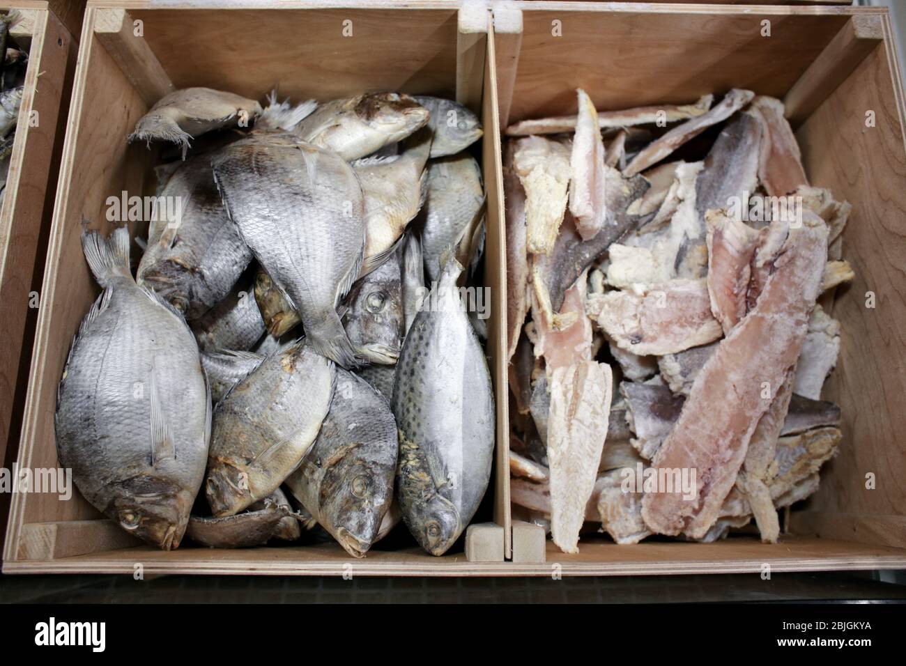 Frozen fish in supermarket Stock Photo - Alamy