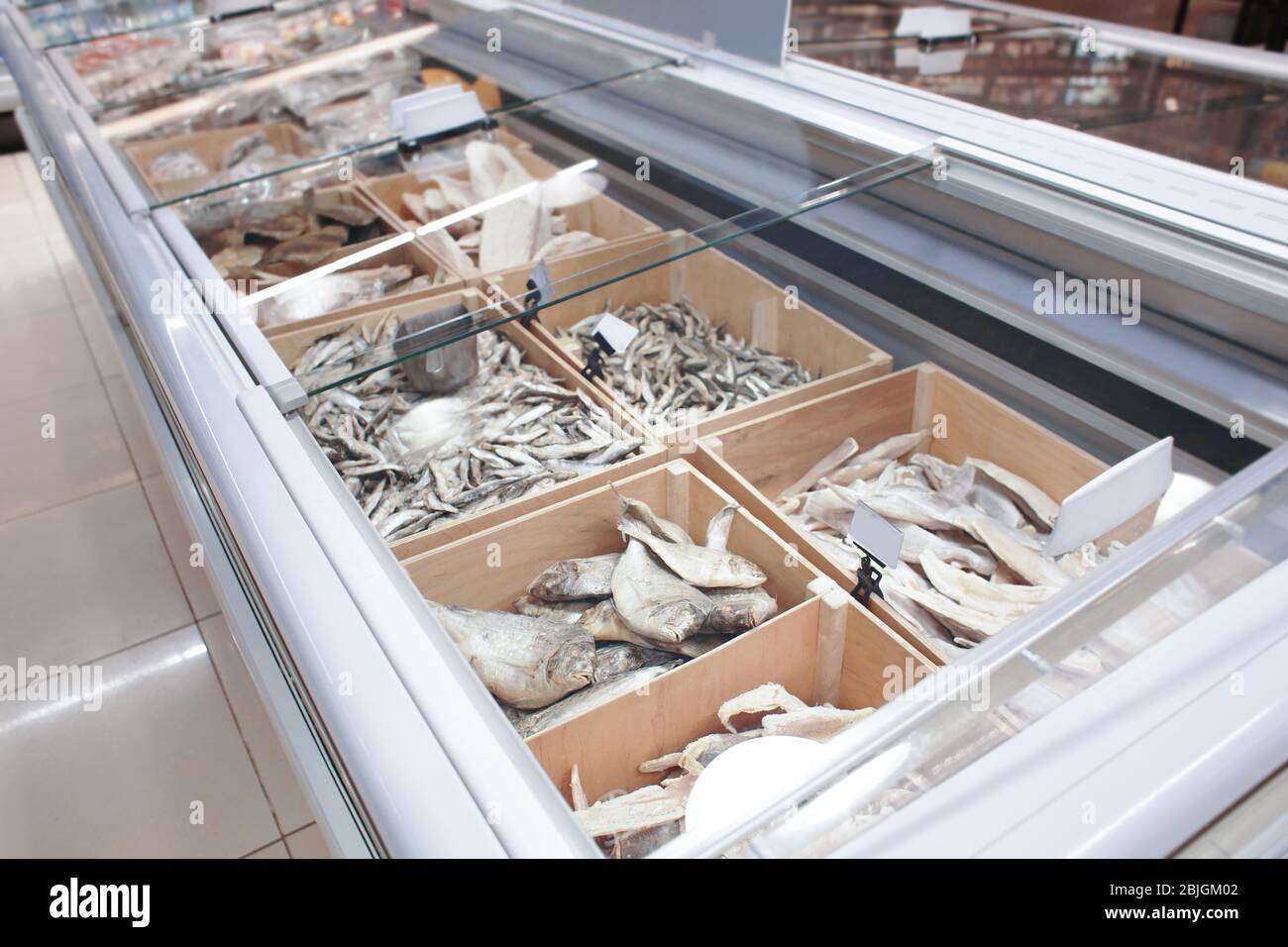 Frozen fish in supermarket Stock Photo - Alamy