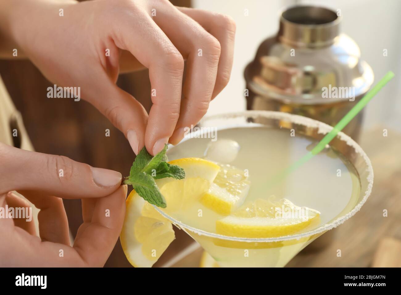 Making cocktails hands hi-res stock photography and images - Alamy