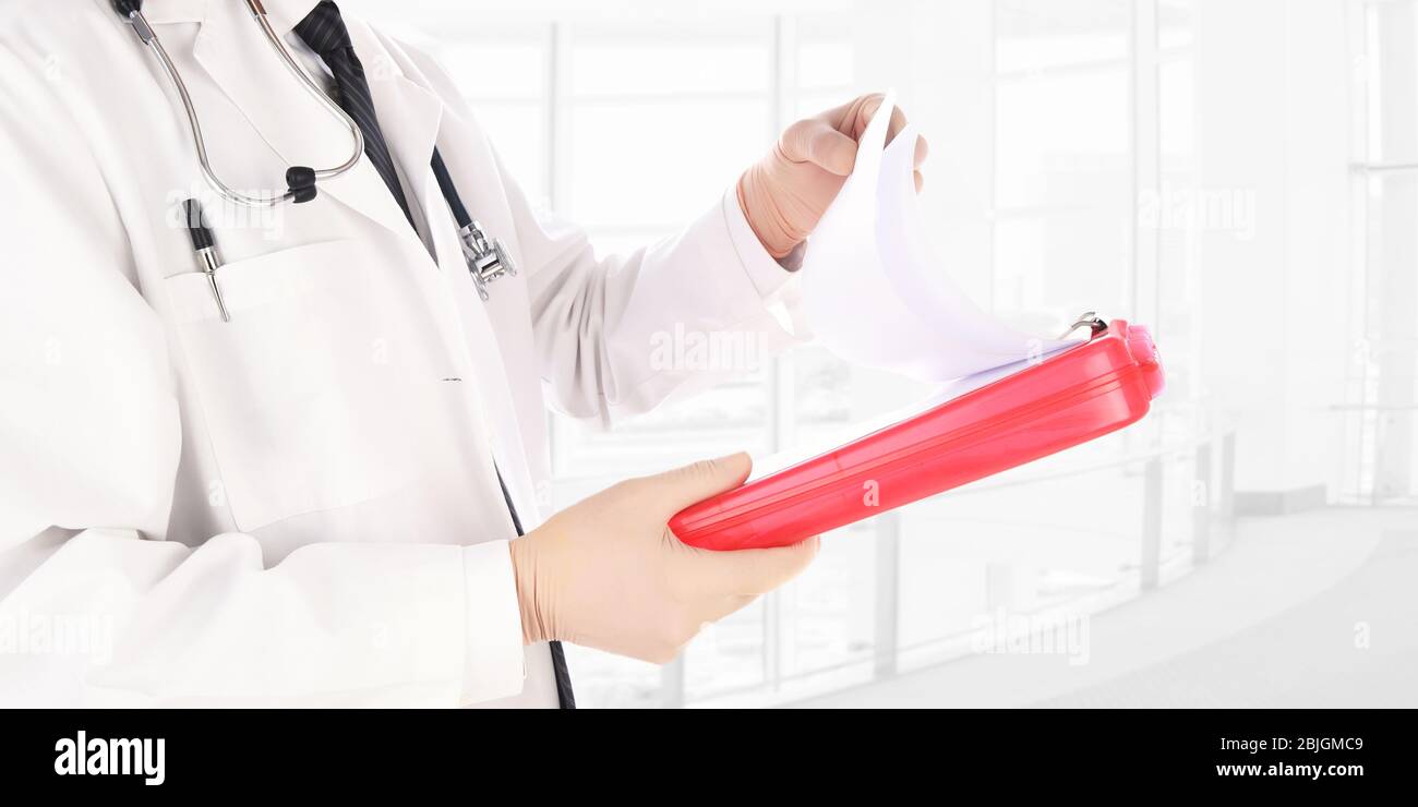 Doctor reading chart hi-res stock photography and images - Alamy