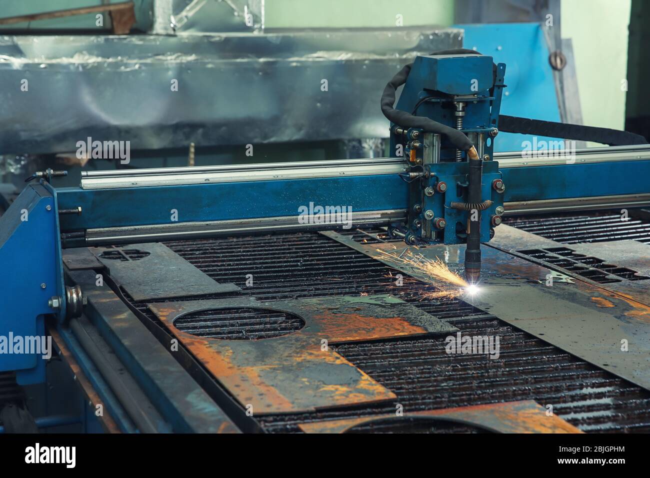 Cut metal lathe machine automatic hi-res stock photography and images ...