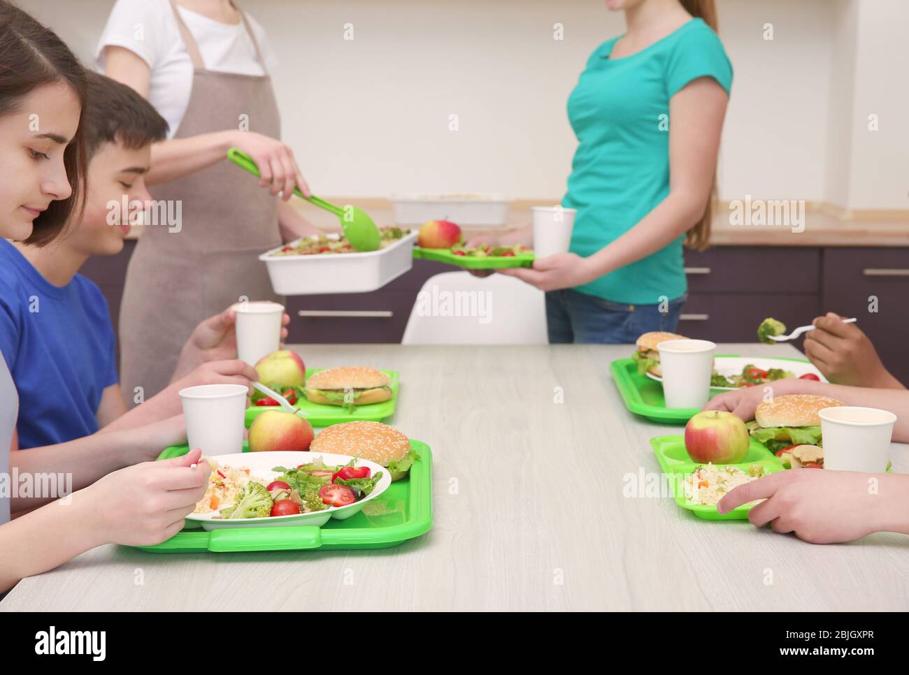 Elementary school cafeteria hi-res stock photography and images - Alamy