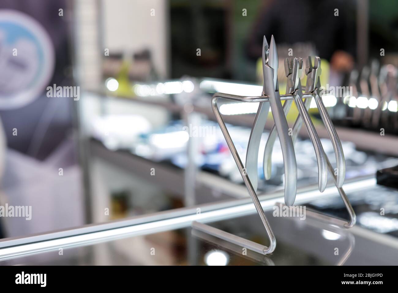 Forceps on glass hi-res stock photography and images - Alamy