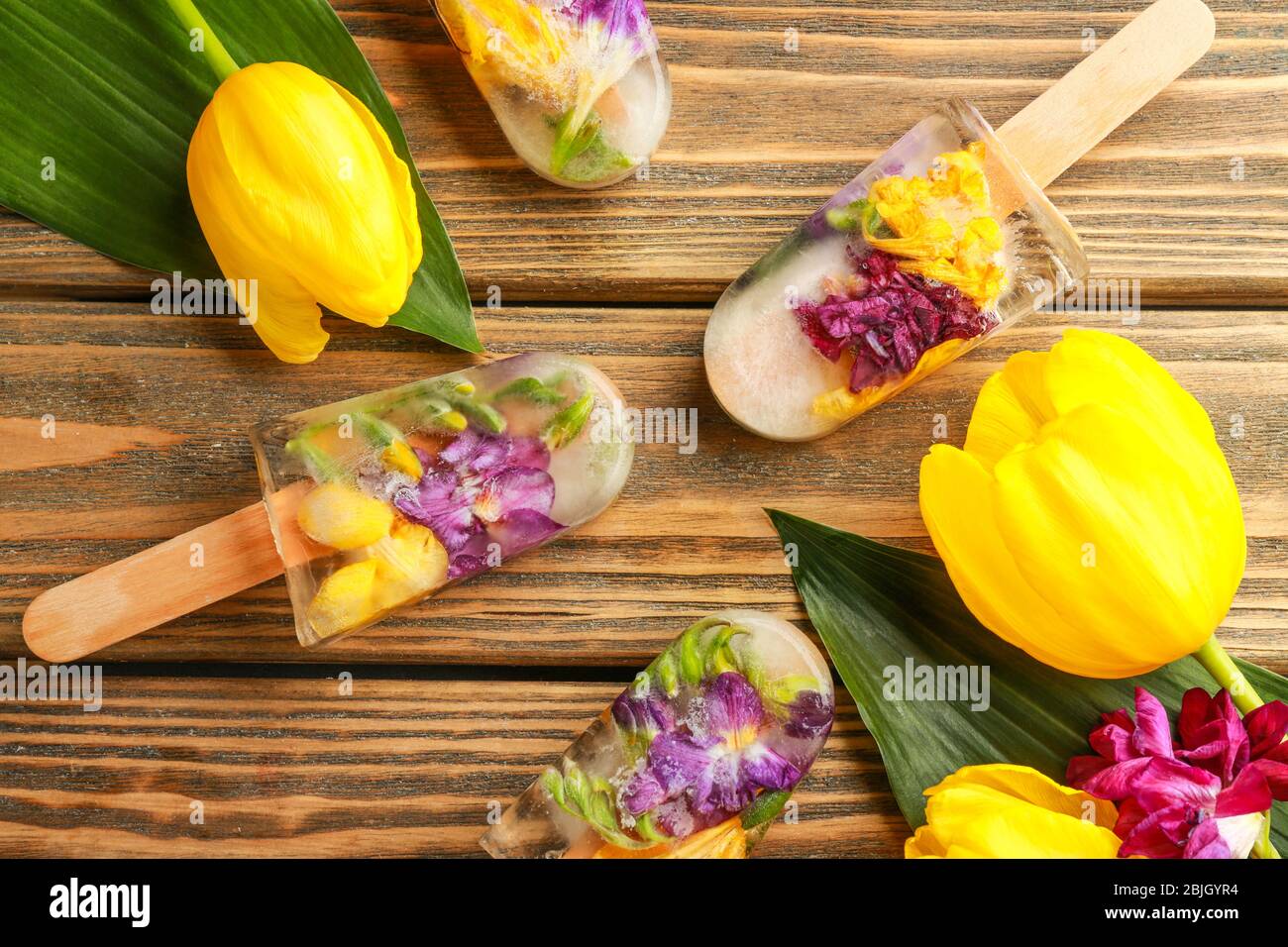 Homemade ice pops with flowers on wooden background Stock Photo - Alamy