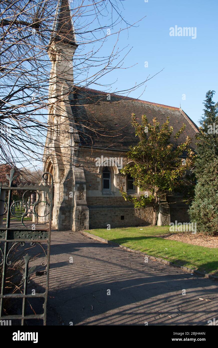 London church cemetery hi-res stock photography and images - Alamy