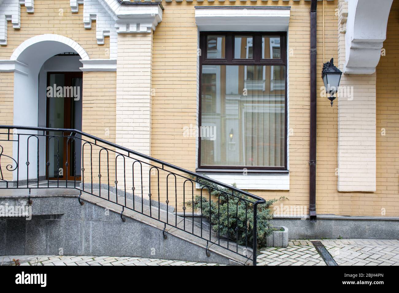 Entrance of modern city building Stock Photo - Alamy