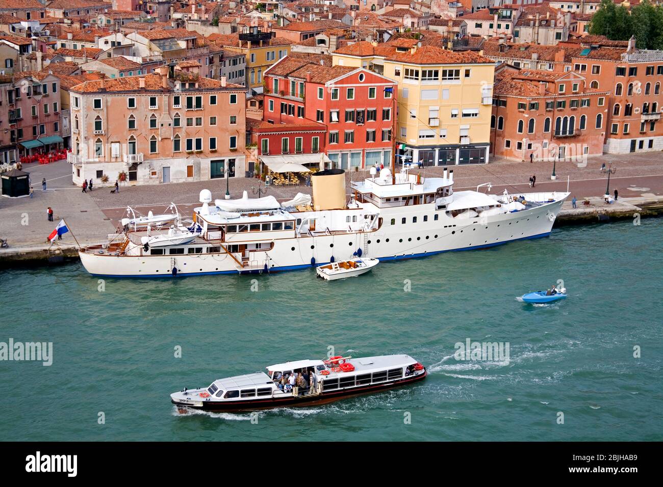 Ship docked by Riva degli Schiavoni, Castello District, Venice, Italy ...