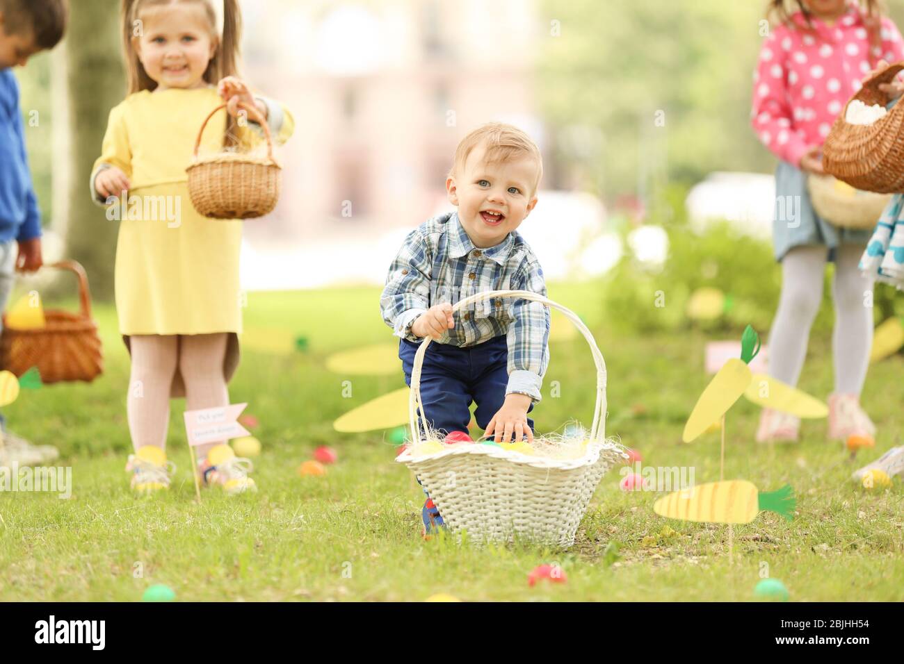 Children having fun at easter hi-res stock photography and images - Alamy