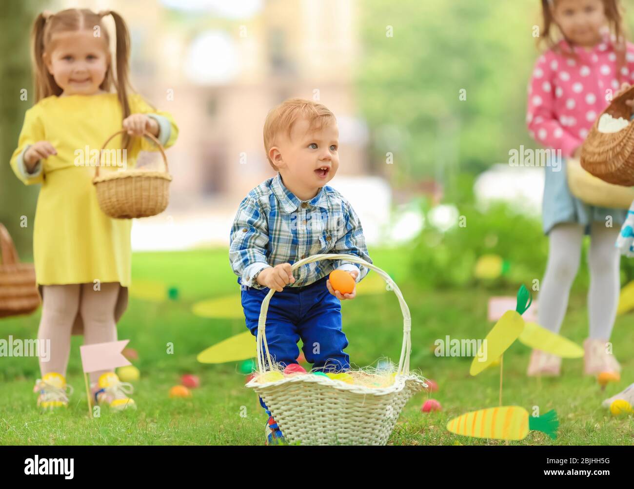 Children having fun at easter hi-res stock photography and images - Alamy