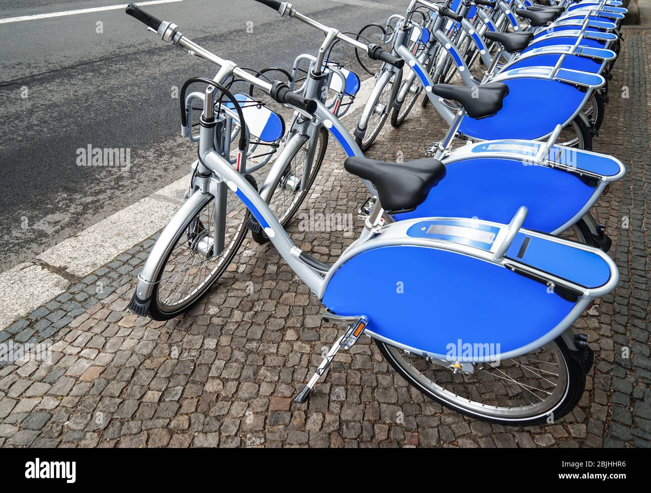 Modern bicycles hi-res stock photography and images - Alamy