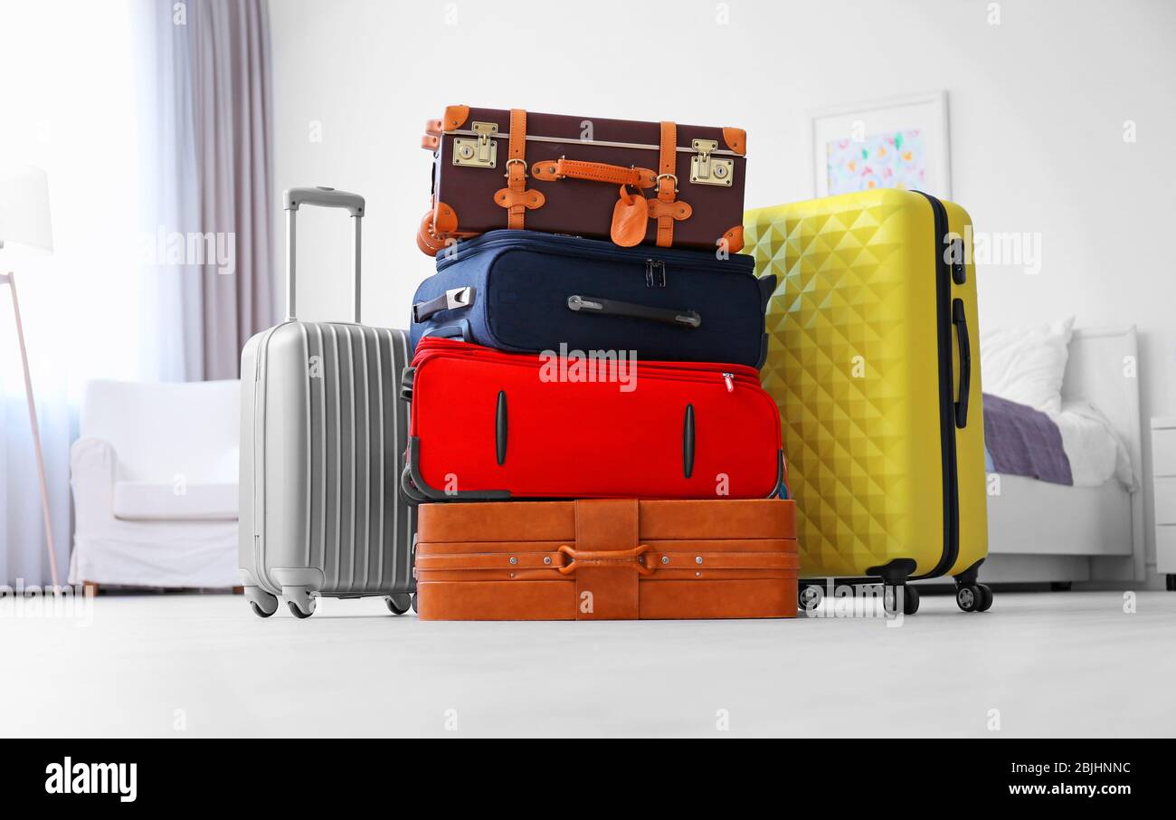 Heavy suitcases hi-res stock photography and images - Alamy