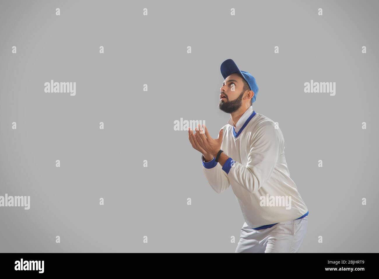 Cricket player catching ball hi-res stock photography and images - Alamy