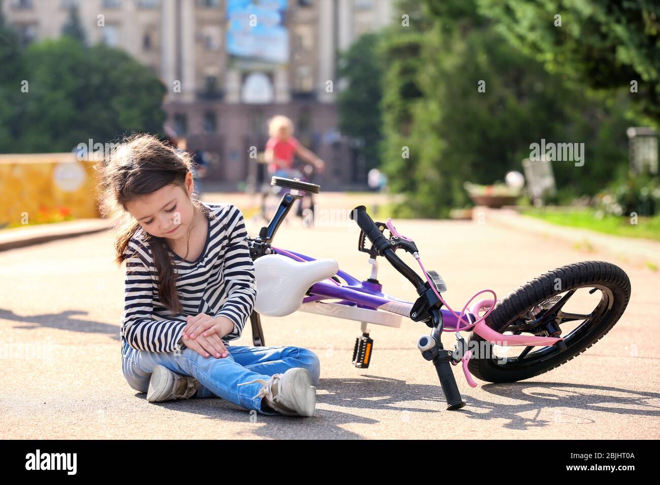 Child hurt knee outdoors hi-res stock photography and images - Alamy
