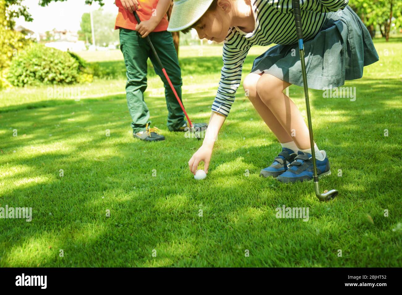 Children playing golf hi-res stock photography and images - Alamy