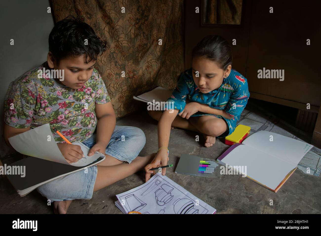 Sister drawing hi-res stock photography and images - Alamy