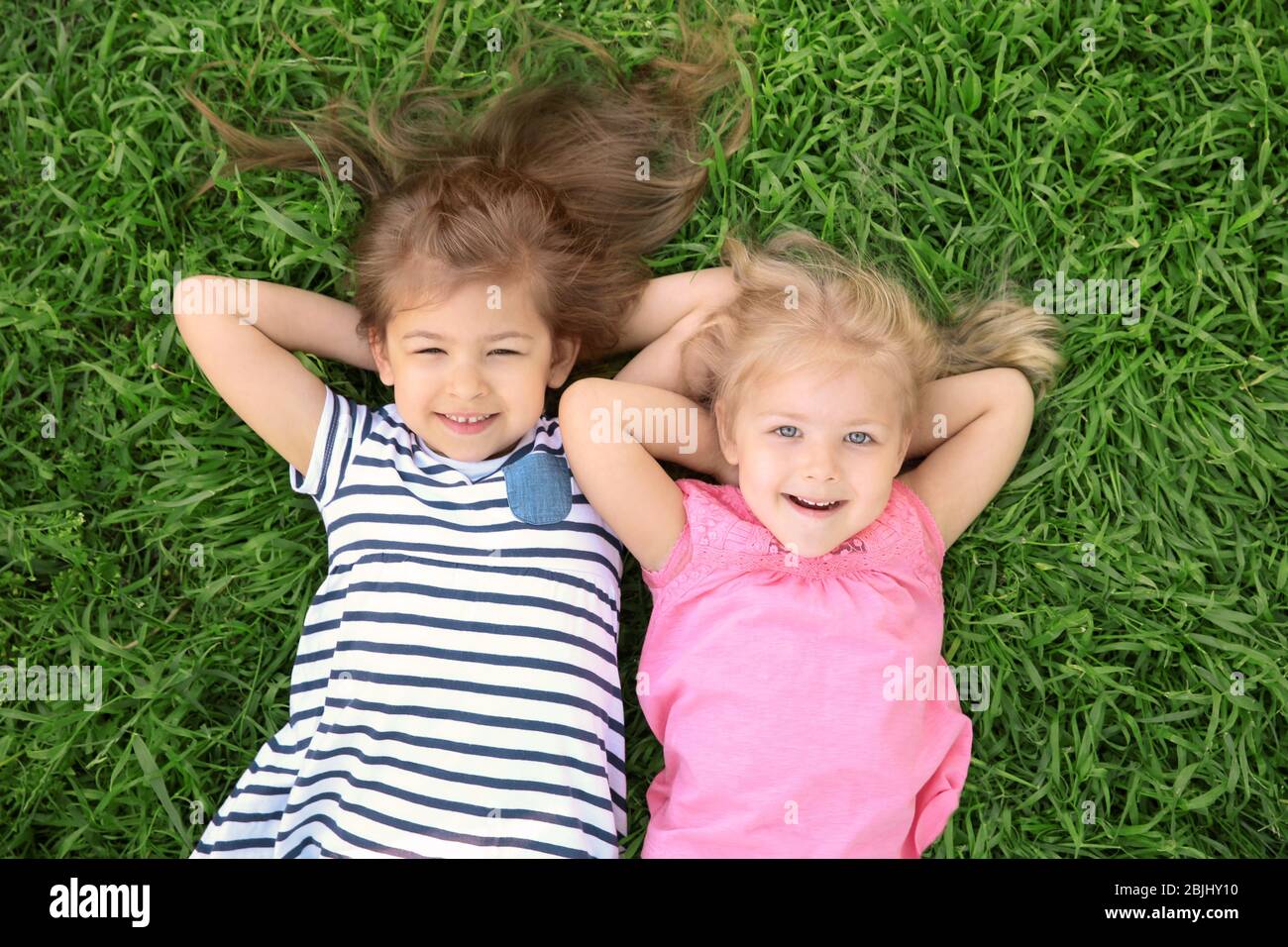 Girls lying in field hi-res stock photography and images - Alamy