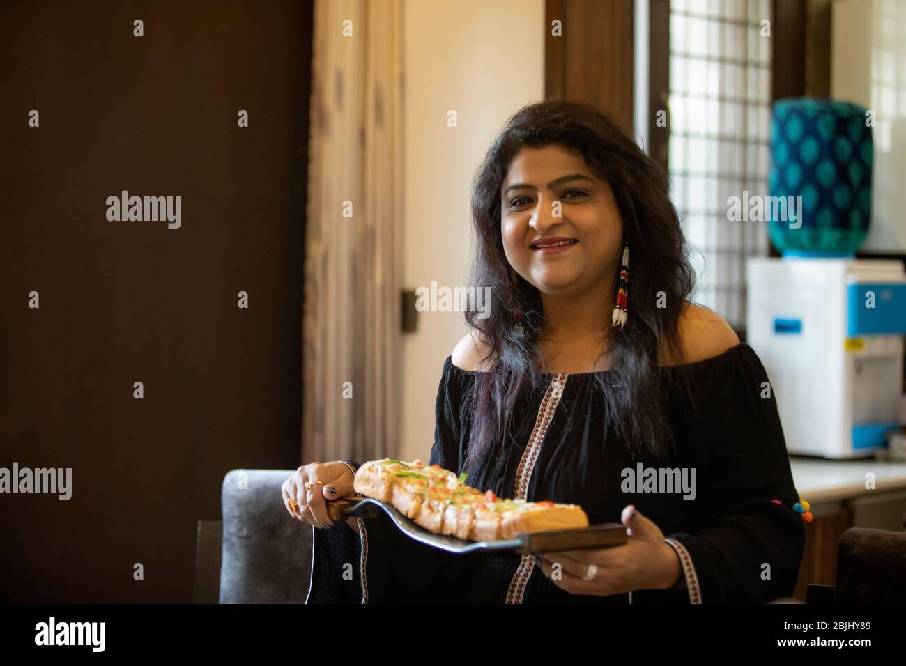 Modern women holding plate hi-res stock photography and images - Alamy