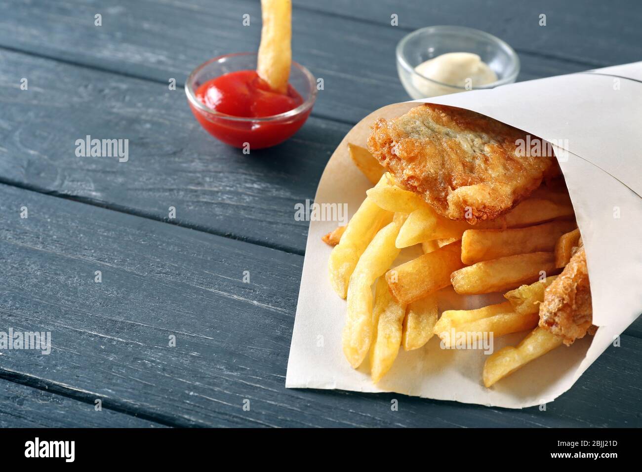 Chips newspaper cone hi-res stock photography and images - Alamy
