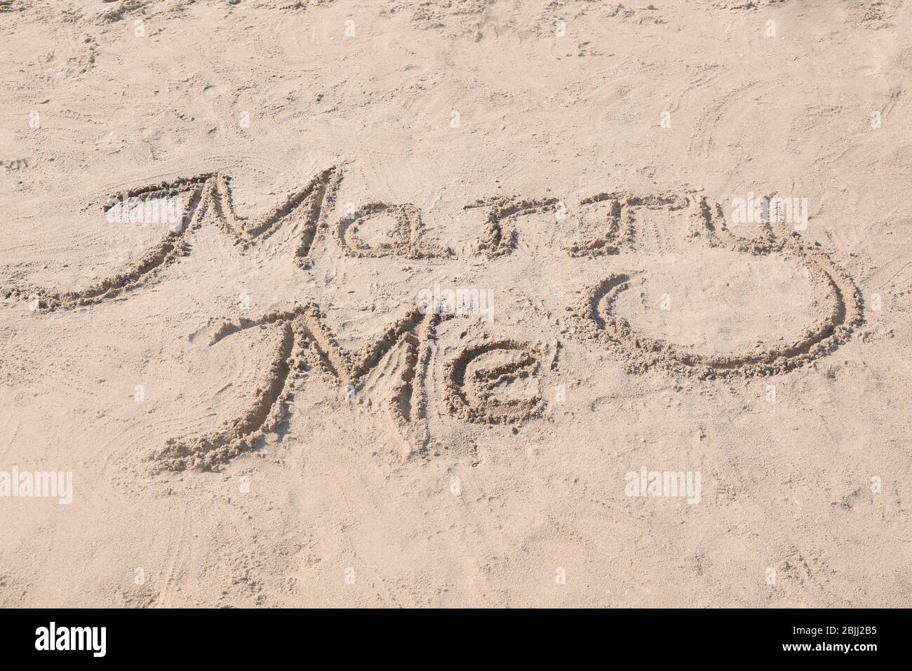 Text MARRY ME written on sand. Beach wedding concept Stock Photo - Alamy