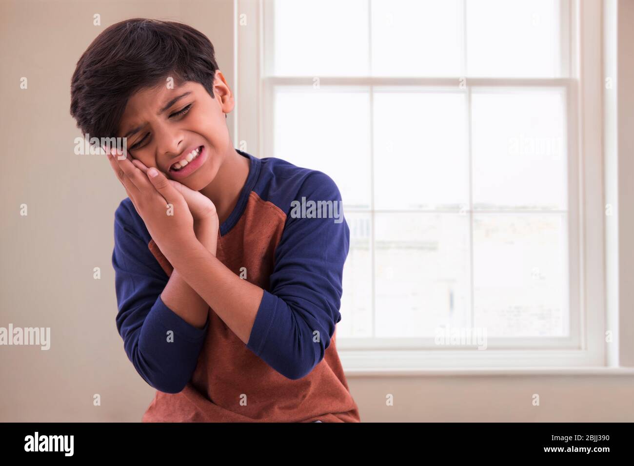 Young boy having severe toothache. (Children Stock Photo - Alamy