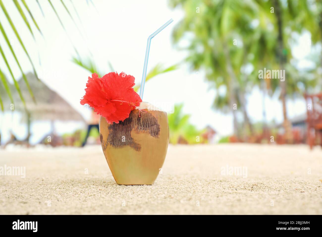 Fresh coconut cocktail on beach at resort Stock Photo - Alamy