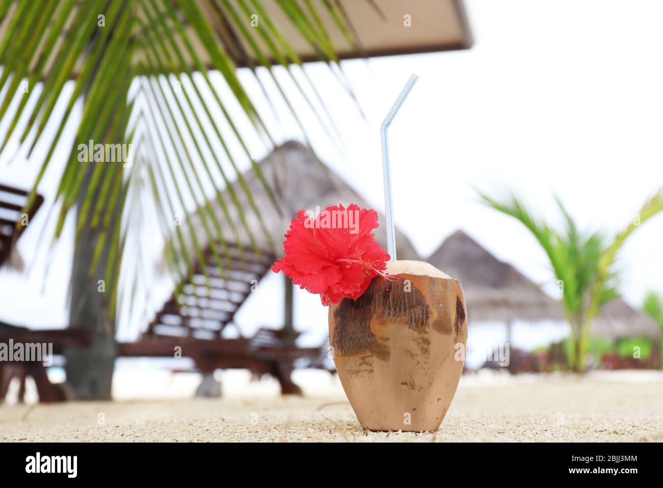 Fresh coconut cocktail on beach at resort Stock Photo - Alamy