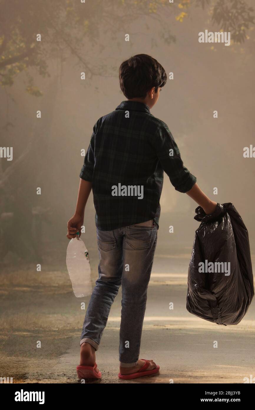 Children collecting garbage hi-res stock photography and images - Alamy