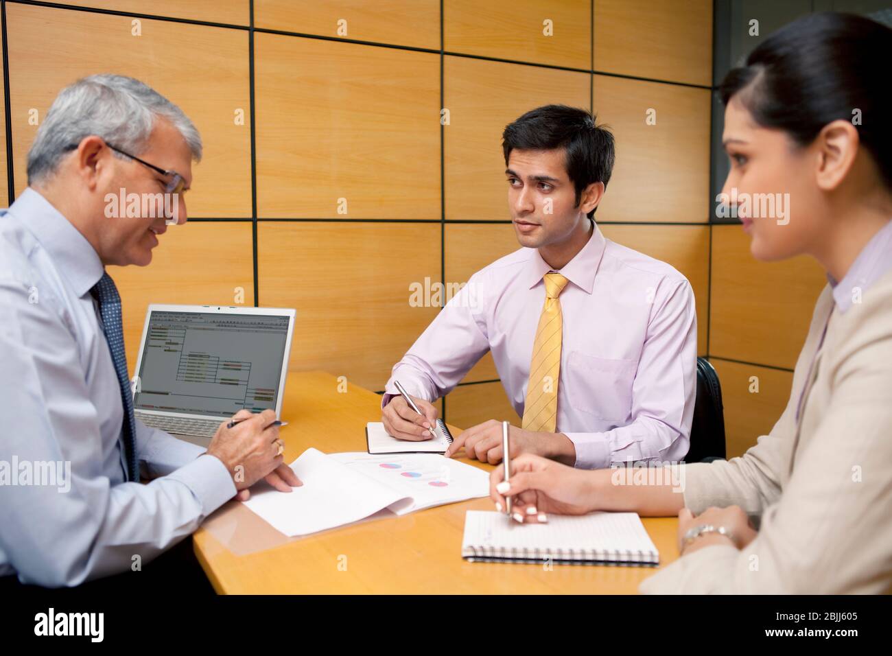 Employees wearing formals taking notes from the manager Stock Photo - Alamy