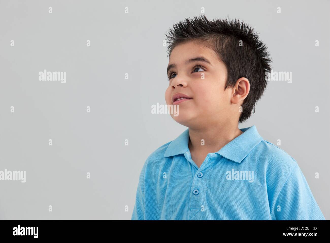 Young boy looking up Stock Photo - Alamy