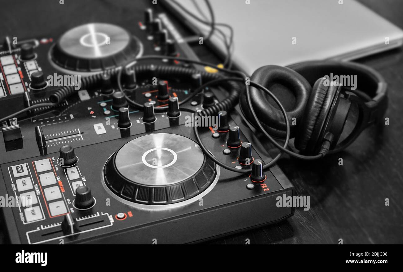 Dj laptop concert hi-res stock photography and images - Alamy