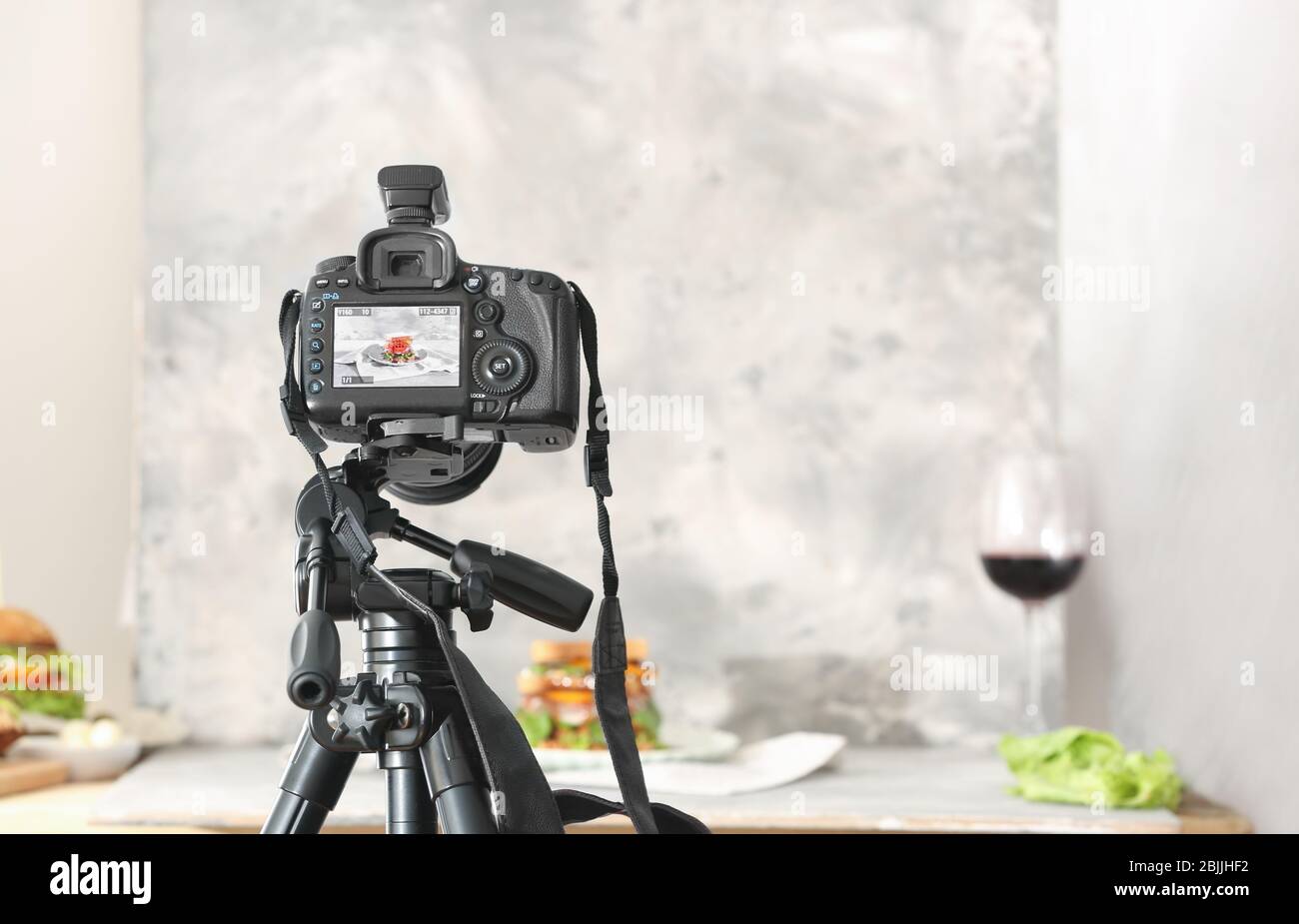 Professional camera on tripod while shooting food Stock Photo - Alamy
